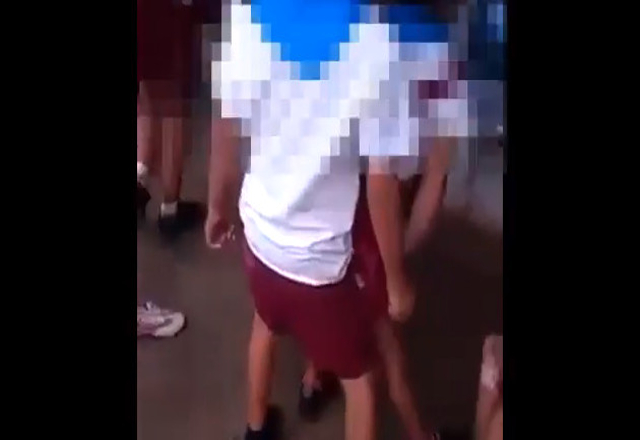 Niñas bailan «perreo» y profesores aplauden