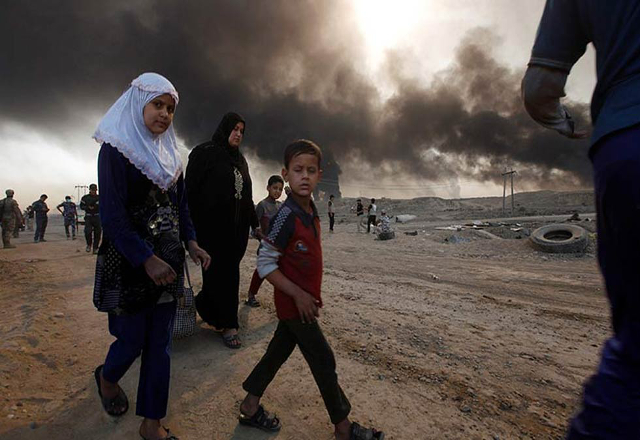 Escudos humanos e incendios, la contraofensiva de ISIS en Mosul