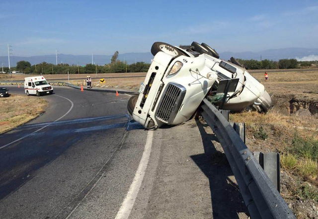 Volcadura de tráiler deja un muerto