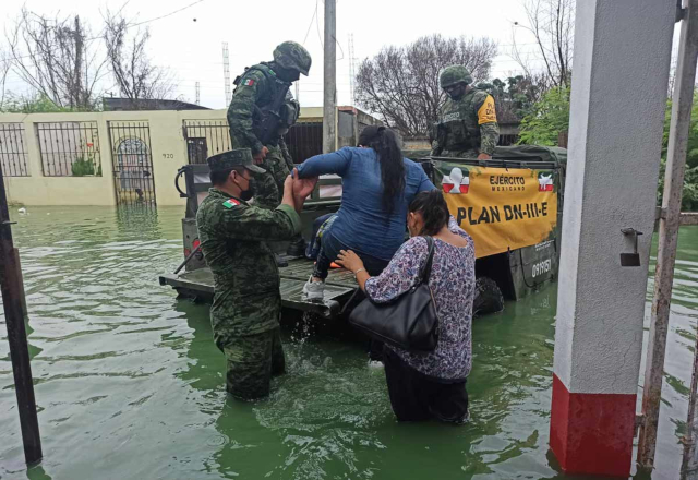 Rescatan a familias que quedaron atrapadas por inundacion en Reynosa